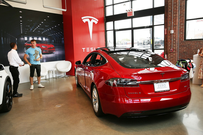NHTSA deepens its probe into Tesla collisions with stationary emergency ...